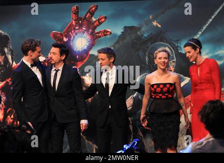 Tom Hiddleston, Robert Downey Jr., Jeremy Renner, Scarlett Johansson ...