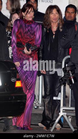 Musiker Steven Tyler und Freundin Erin Brady (L) posieren für ein ...