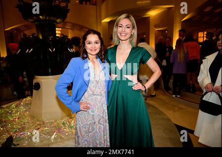 Sarah Alles und Caroline Dittmann bei der Anja Gockel Fashion Show ...
