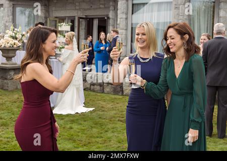 DIE ERWARTUNGEN an DEN HOCHZEITSSCHLEIER, von links: Lacey Chabert ...