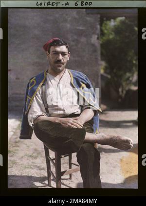 Beaugency, Frankreich Manuel Saez, in Uniform posiert im Innenhof des ...