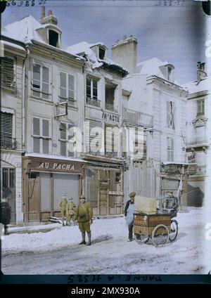 Reims, Marne, Champagne, Frankreich Soldaten und Roller, rue de Vesle ...