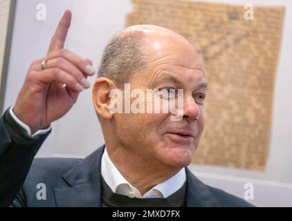 Potsdam, Deutschland. 03. Februar 2023. Bundeskanzler Olaf Scholz (r ...