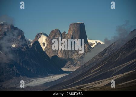 Der berühmte Granitfelsen des Mt. Asgard ragt über dem Turner-Gletscher ...