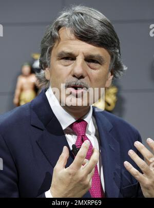Dr. Ralf Dieter Speth, CEO of Jaguar Land Rover, addresses the audience ...