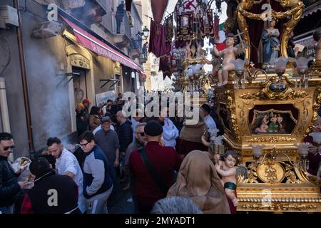 Die traditionellen Kandeloras stehen in der Menschenmenge vor einer ...