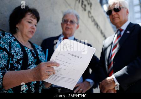 Carol Bundy, left, wife of Nevada rancher Cliven Bundy, speaks with ...
