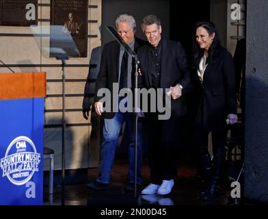 Country music singer Randy Travis, second from left, is joined by his ...