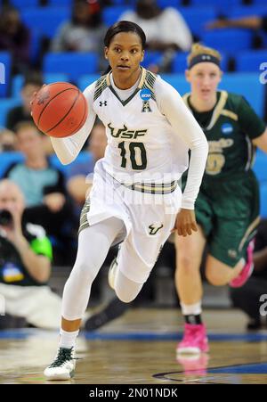 Courtney Williams (10) aus Südflorida schießt gegen Sheila Boykin (42 ...