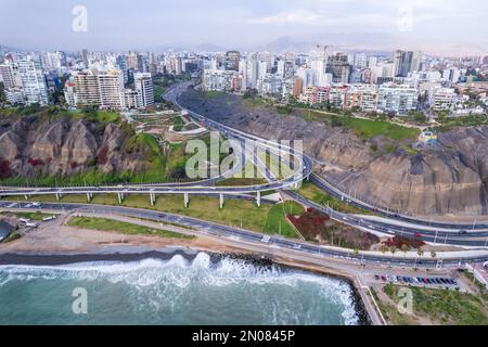 Luftaufnahme von La Costa Verde und der Promenade Miraflores in Lima ...