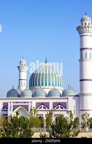 DUSCHANBE, TADSCHIKISTAN - 11. AUGUST 2022: Weißes Gebäude der ...