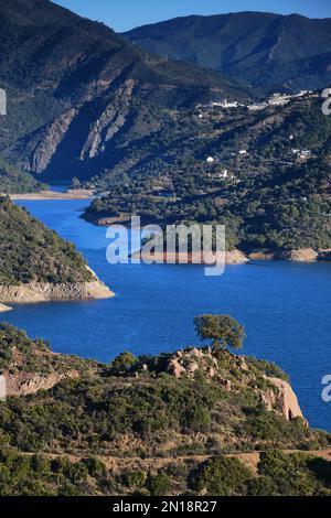 Blick auf den Istan-Stausee nach Marbella von der Spitze der Sierra ...