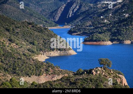 Blick auf den Istan-Stausee nach Marbella von der Spitze der Sierra ...