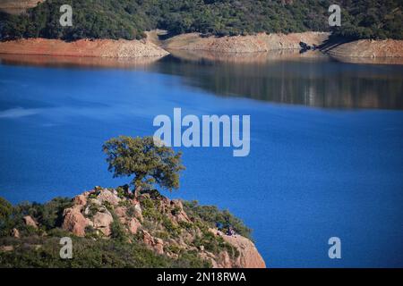 Blick auf den Istan-Stausee nach Marbella von der Spitze der Sierra ...