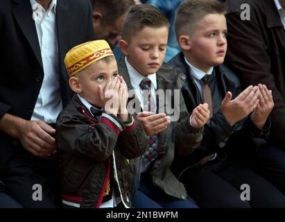 Kosovo Muslims offer Eid al-Fitr prayers outsidethe Sultan Mehmet Fatih ...