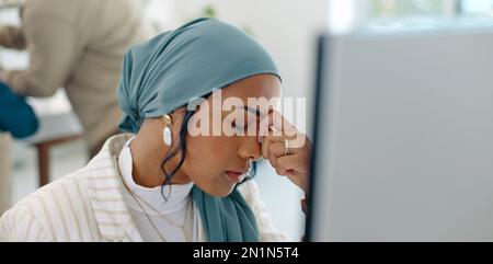 Hijab, Kopfschmerzen und Burnout von Geschäftsfrau an einem ...