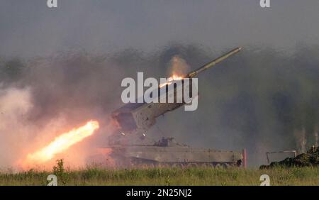 Russian TOS-1A Solntsepyok (Sunheat) heavy flame throwing launcher's ...