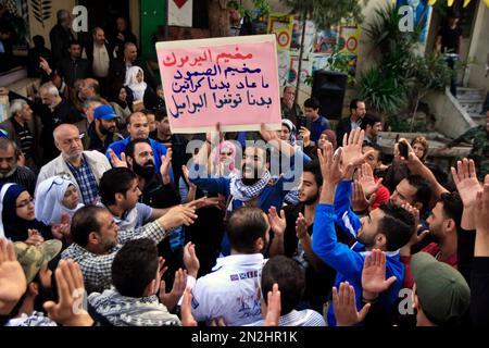 Palestinian refugees, including some who fled from Yarmouk camp in ...
