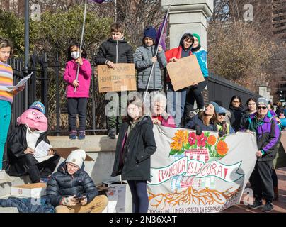 5. Februar 2023. Boston, Massachusetts. Latinx-Jugendliche aus City ...
