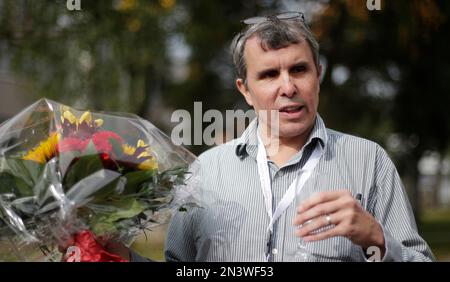 Eric Betzig from the U.S. talks to journalists in front of the ...