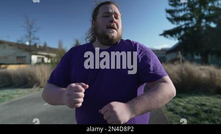 Ein fetter, entspannter Mann tanzt glücklich auf der Straße. Eine ...