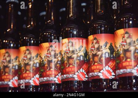 Bier mit dem Bild des russischen Präsidenten Wladimir Putin in den ...