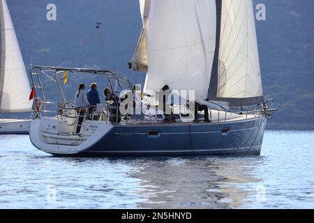 Bodrum, Türkei. 15. Januar 2023: Segelboote segeln bei windigem Wetter ...