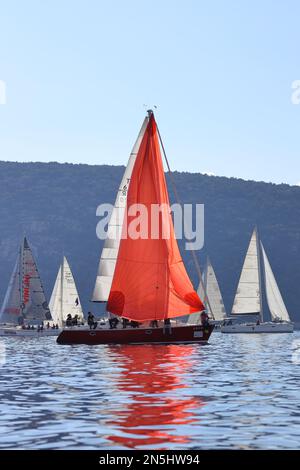 Bodrum, Türkei. 15. Januar 2023: Segelboote segeln bei windigem Wetter ...
