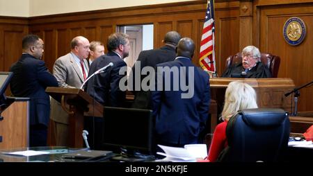 Hinds County Circuit Court Judge Bill Gowan reads the jury their ...