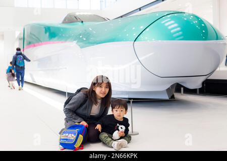 Junge Mutter und Sohn im Shinkansen-Hochgeschwindigkeitszug, im Eisenbahnmuseum, in Saitama, in ...