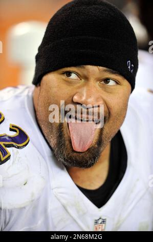 Baltimore Ravens nose tackle Haloti Ngata, right, runs in to score as ...