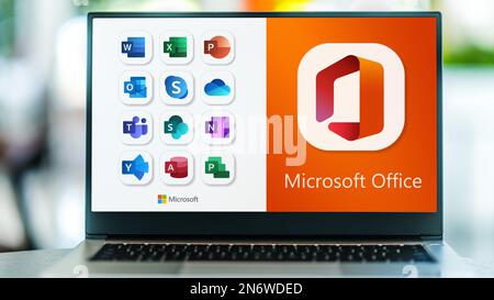 POZNAN, POL - Okt 25, 2022: Laptop-Computer mit Logos von Microsoft ...