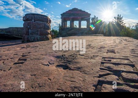 Vogesengebirge: Rekonstruierter Tempel des Vosegus auf dem Mont Donon ...