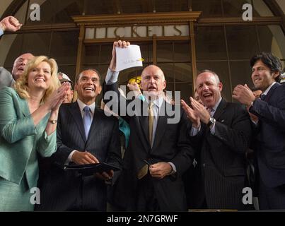 From left, line judge Kevin Codey (16), field judge Boris Cheek (41 ...