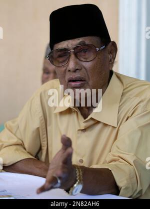 Filipino Sultan of Sulu Jamalul Kiram III, right, and Moro National ...