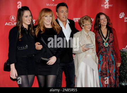 From left, Jessica Rae Springsteen, Patti Scialfa, Honoree Bruce ...
