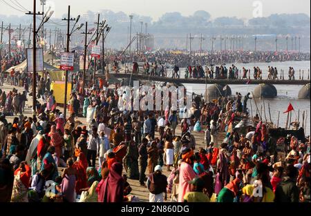 Thousand of Hindu devotees arrive for a dip at Sangam, the confluence ...