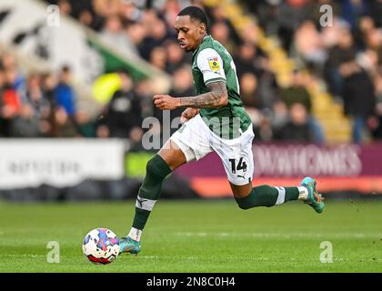 Plymouth Argyle Wing Back Mickel Miller (14) greift während des Spiels ...