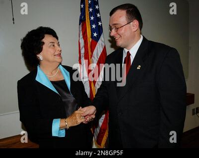 Former Alabama Gov. Jim Folsom Jr., talks with reporters after he ...