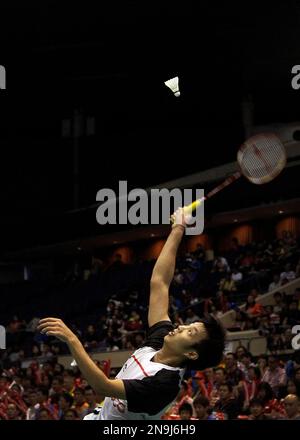 Thailand's Boonsak Ponsana returns a shot to Vietnam's Nguyen Tien Minh ...