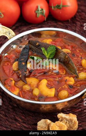 Bengali Sweet Sour and Spicy Tomato Chutney auch Tamatar Ki Khatti ...