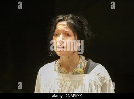 Andrea Corr (Chris) in DANCING AT LUGHNASA von Brian Friel im Old Vic ...