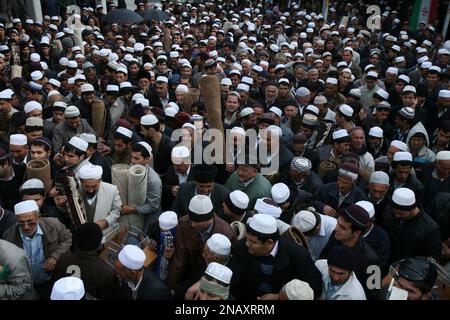 Muslime, die am Eid al-Fitr oder Eid Mubarak Day Eid-Gebet aufführen ...
