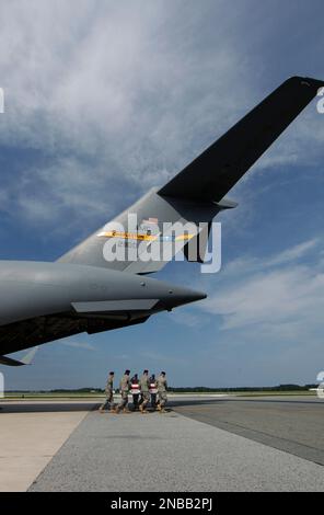 An Army carry team lifts a transfer case containing the remains of Spc ...