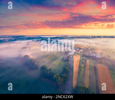Nebliger Sommeruntergang auf ukrainischer Landschaft. Herrliche ...
