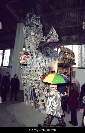 Artist Red Grooms, his wife Mimi, and 21 other artists and apprentices ...