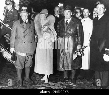 Adolf Hitler, Emmy und Hermann Goering in der Edda der Taufe 1938 ...