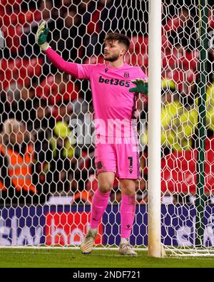 Die Torhüterin von Stoke City, Matija Sarkic, feiert das fünfte Tor ...
