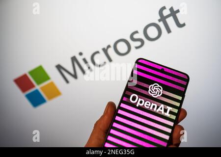 ChatGPT, ein KI-Chatbot von OpenAI, mit Microsoft-, Meta-Plattformen- und Google-Symbolen auf ...