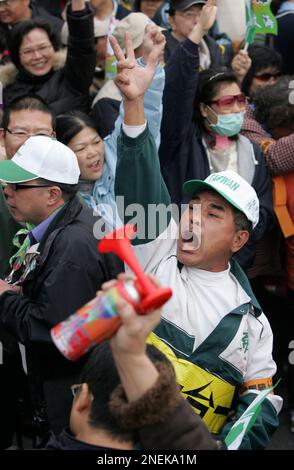 Taiwanese President Ma Ying-jeou's wife Chou Mei-ching, top low third ...